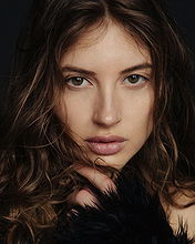 Taya Vais pictures and photos