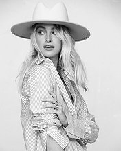 Lilly Lueesse pictures and photos
