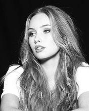 Sara Farell pictures and photos